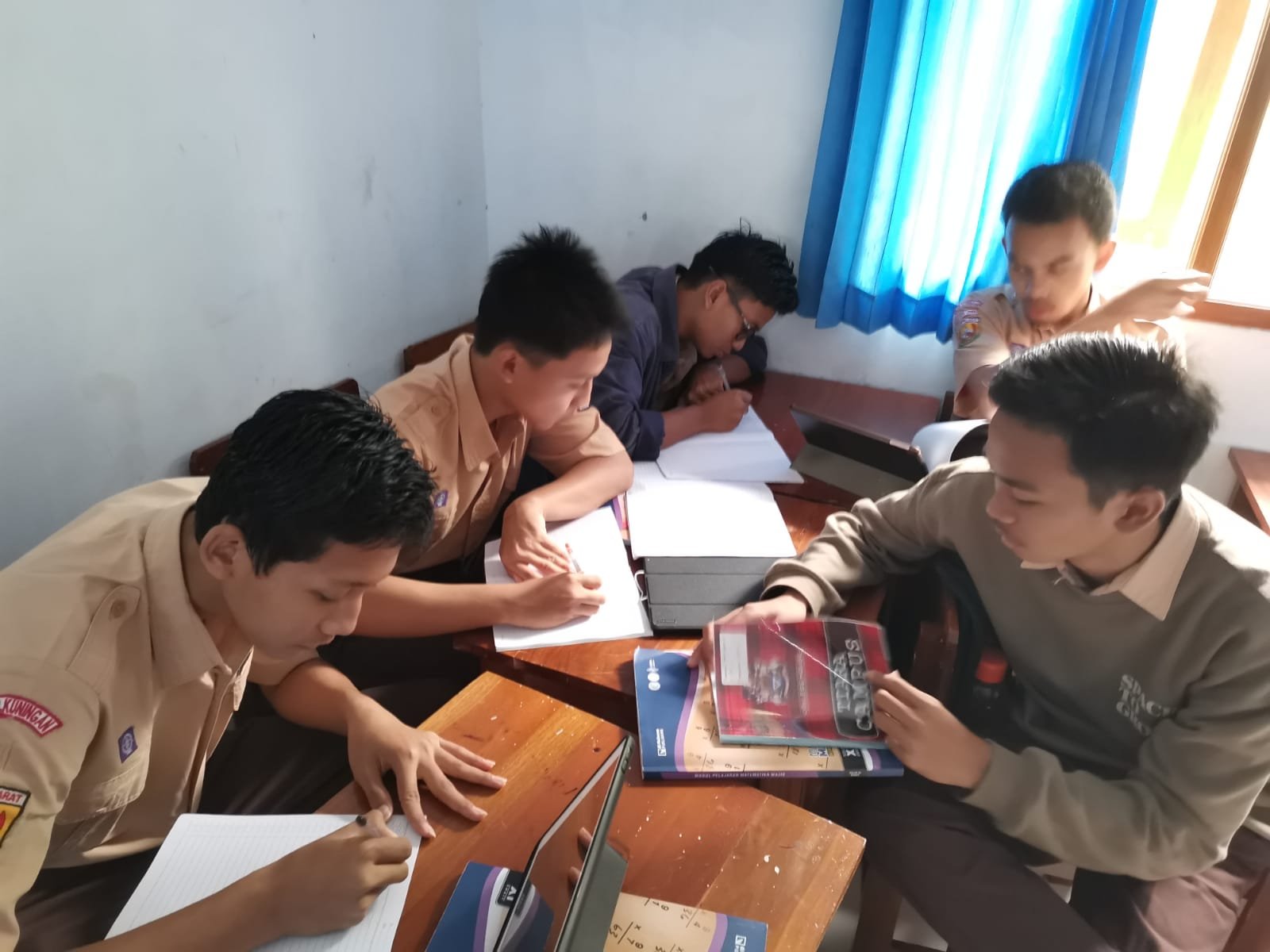 Metode Tutor Sebaya buat Kegiatan Belajar Mengajar SMAIT Al-Multazam 2 ...